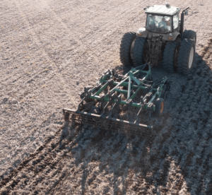 Escarificador ou subsolador: qual usar para descompactar o solo?